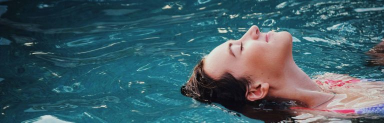 How to Float in Water: A Beginner’s Guide to Effortless Buoyancy | Sandra Swimming